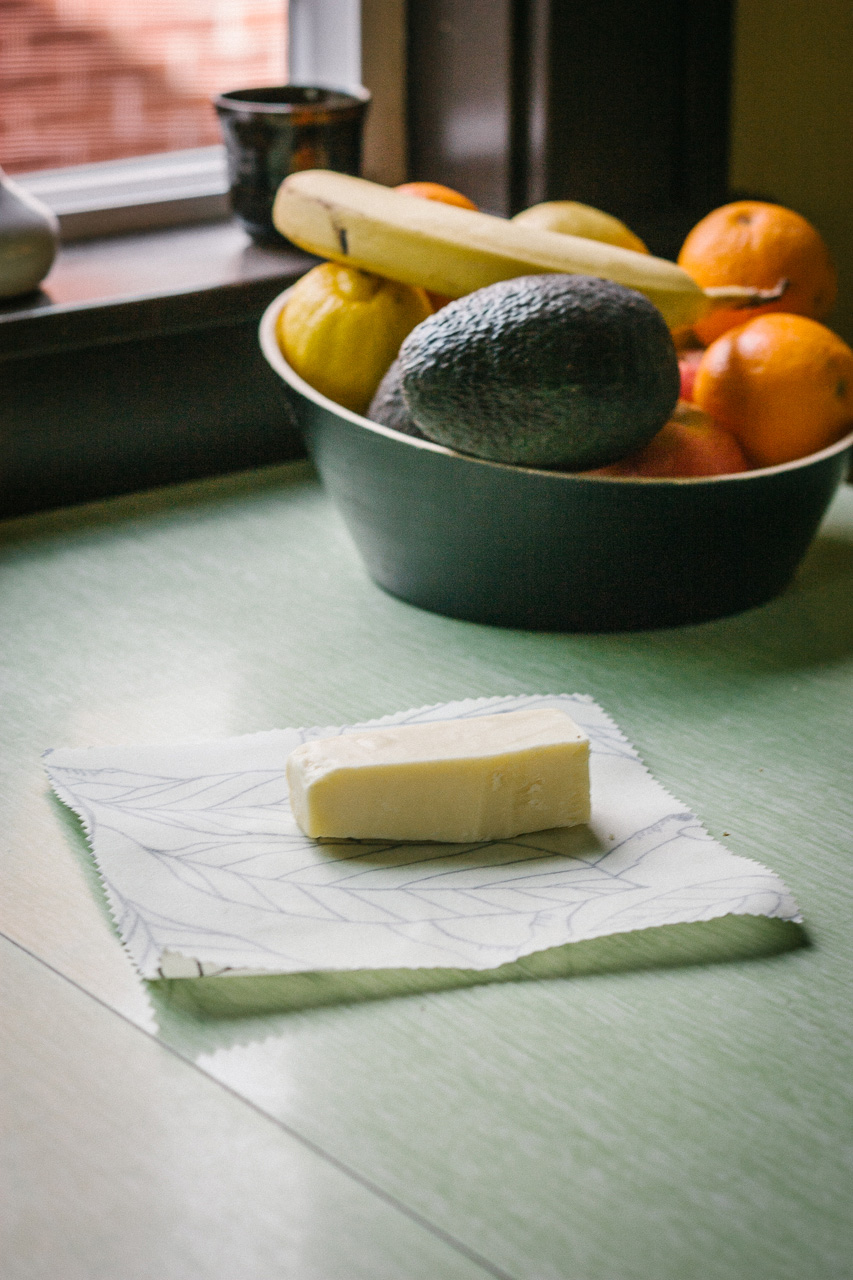 A Simple Reusable Bee's or Soy Wax Food Wrap DIY